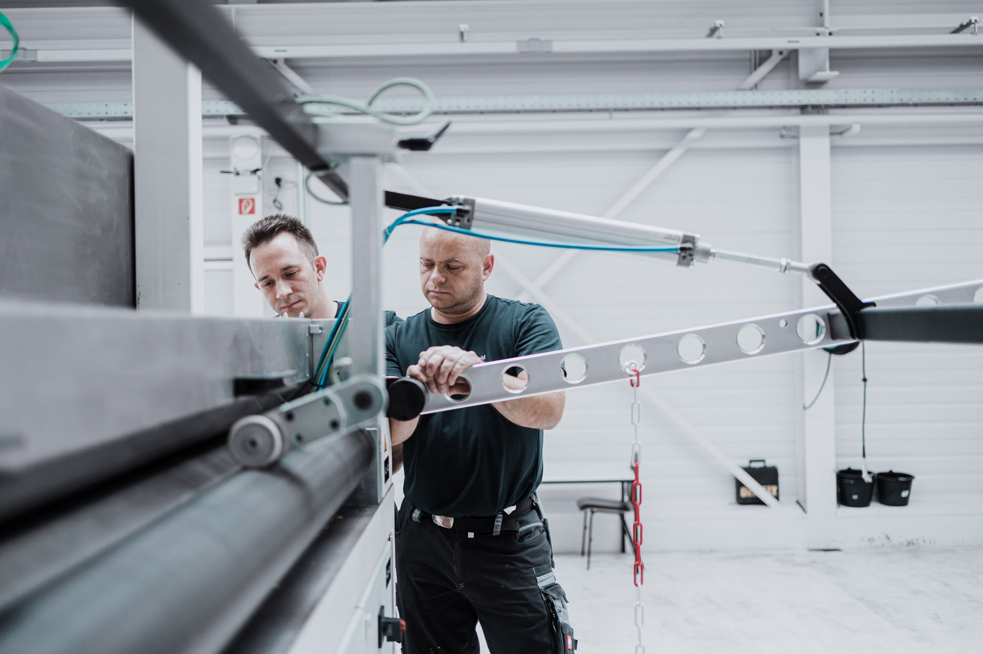 Isobaric double belt press for pressing many materials