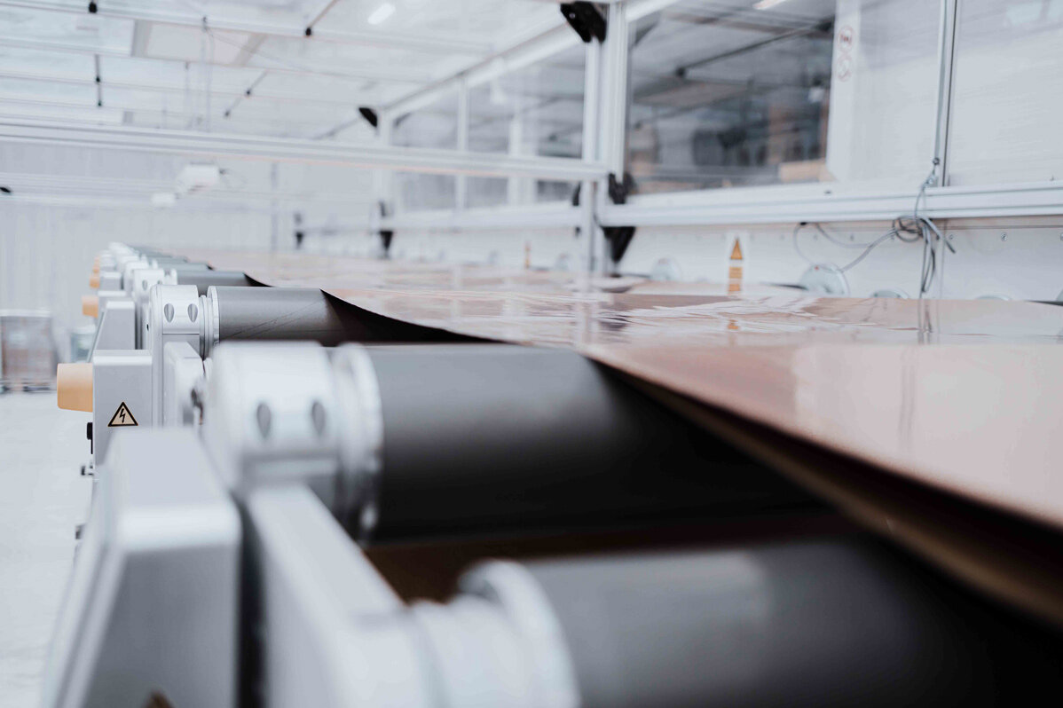 Isobaric double belt press for pressing many materials